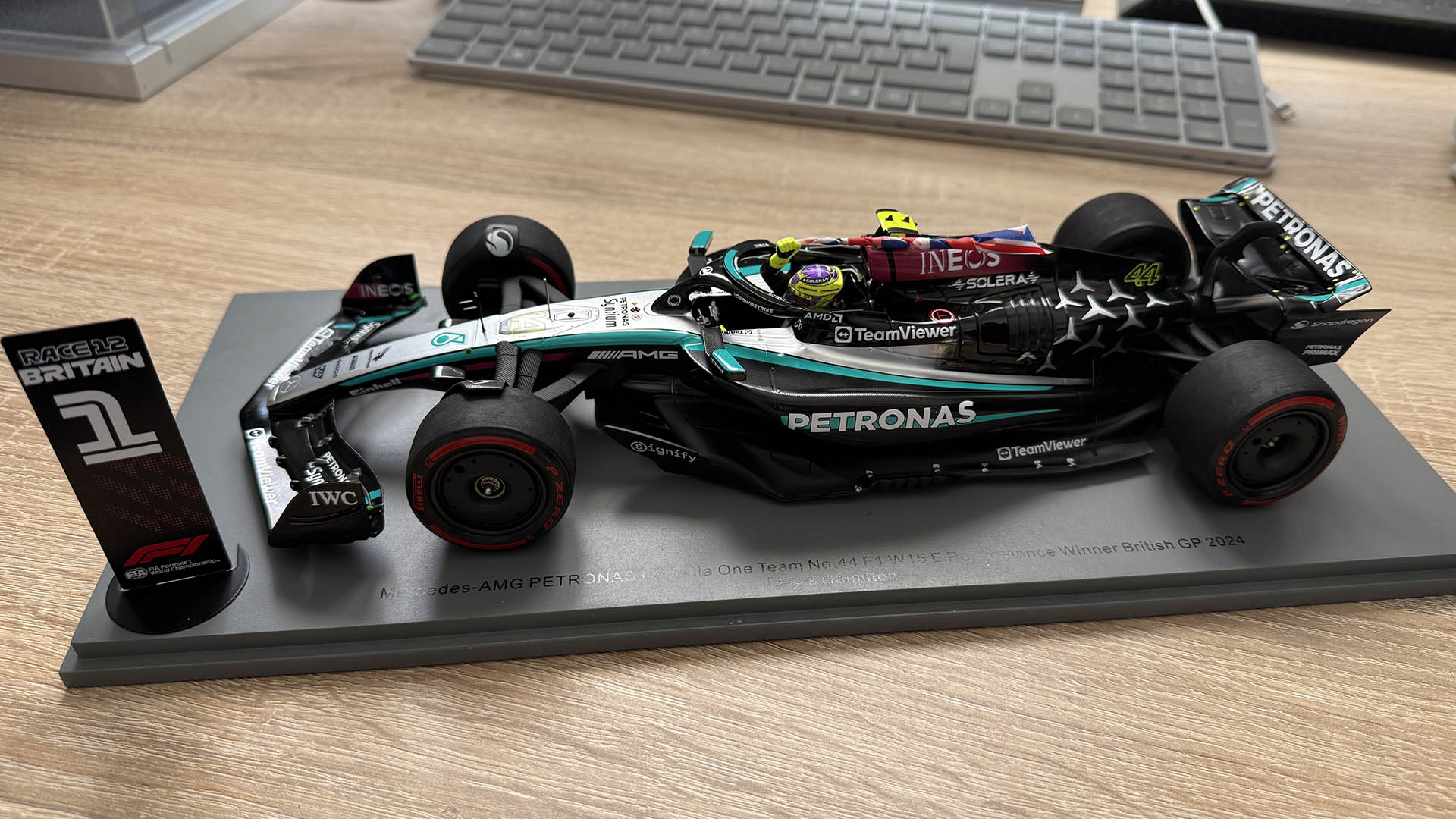 Miniatures F1 : La Mercedes W15 d'Hamilton et les casques 1/5e débarquent