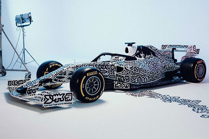 Photos - La Red Bull 'Art Car' Mr Doodle avec Verstappen et Perez
