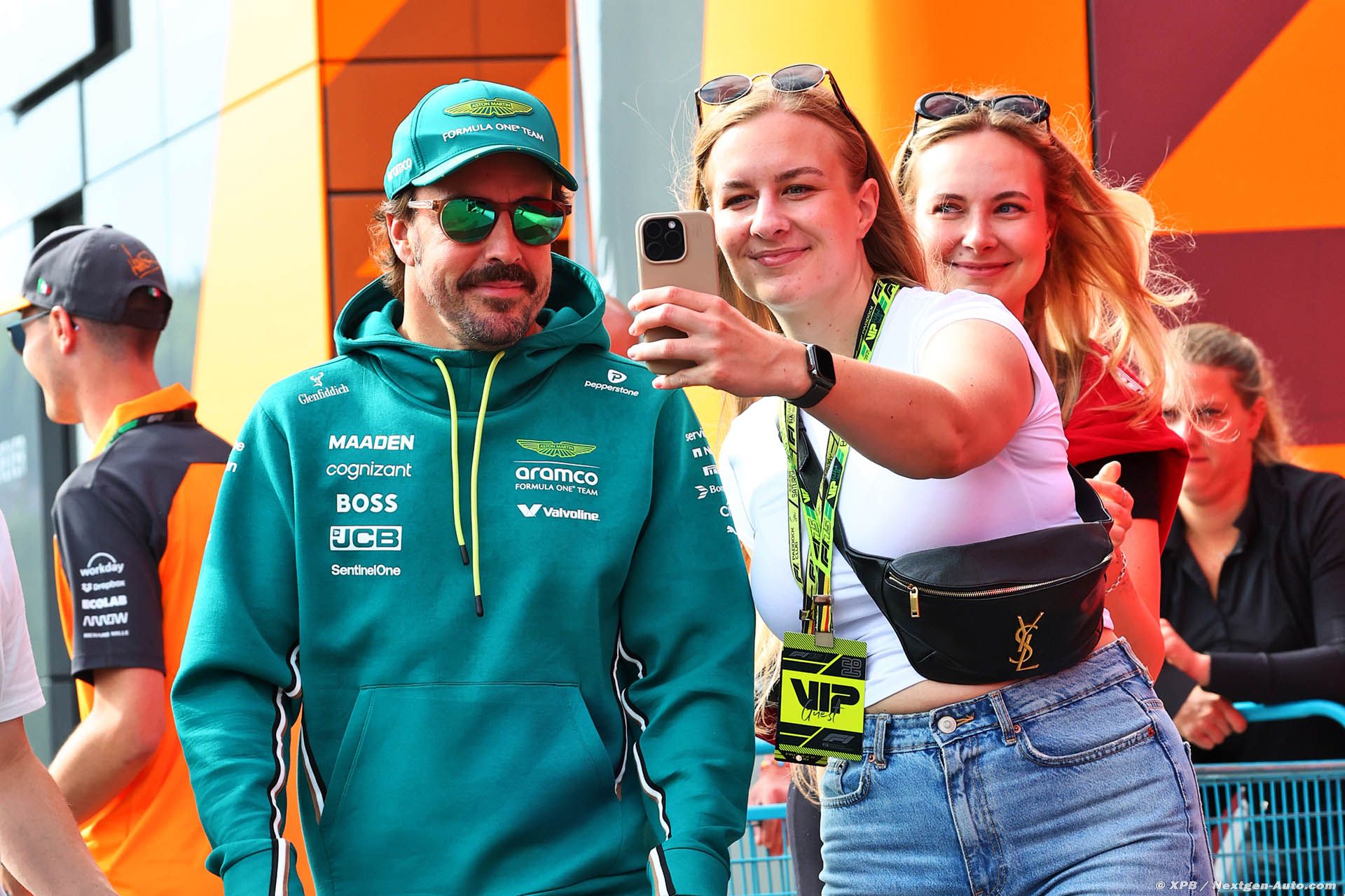 Alonso supplié de se raser la moustache, Aston Martin F1 dans un ...